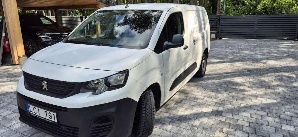 White Peugeot Partner 2019 in Vilnius, with an engine capacity of 1.56 L and mileage of 124 thousand km for 7500 €, photo 1 on AUTOMOTO.COM.LV