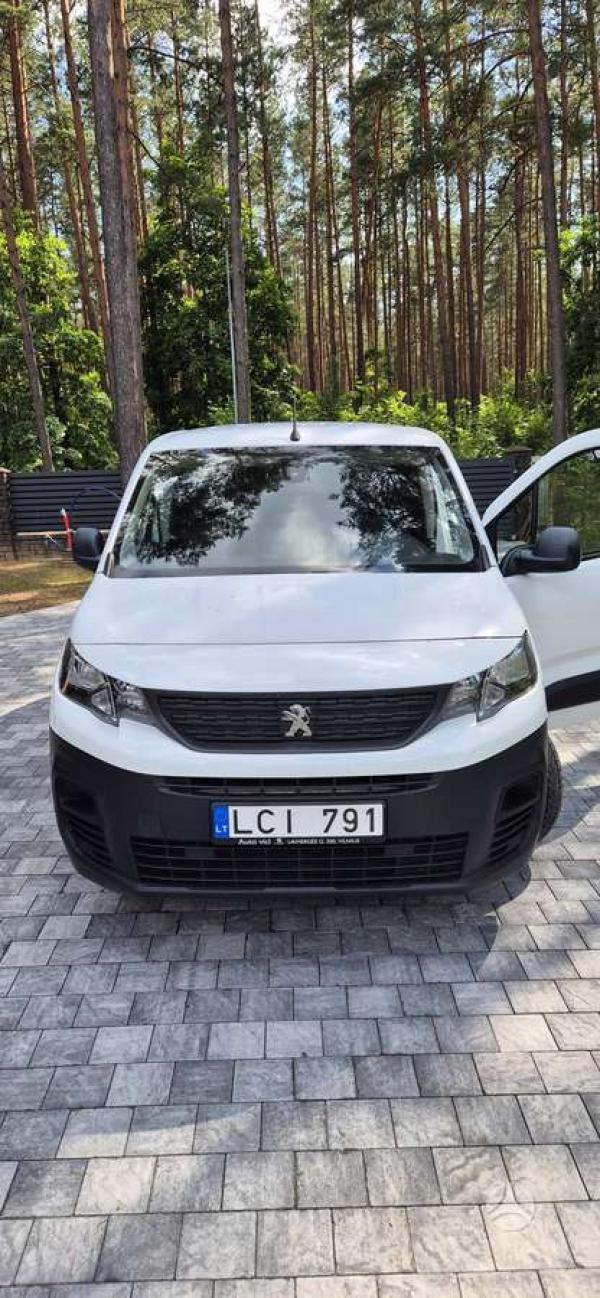White Peugeot Partner 2019 in Vilnius, with an engine capacity of 1.56 L and mileage of 124 thousand km for 7500 €, photo 3 on AUTOMOTO.COM.LV