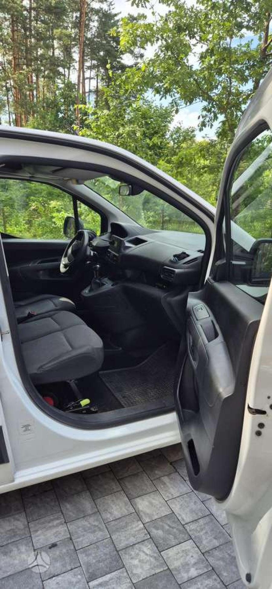 White Peugeot Partner 2019 in Vilnius, with an engine capacity of 1.56 L and mileage of 124 thousand km for 7500 €, photo 6 on AUTOMOTO.COM.LV
