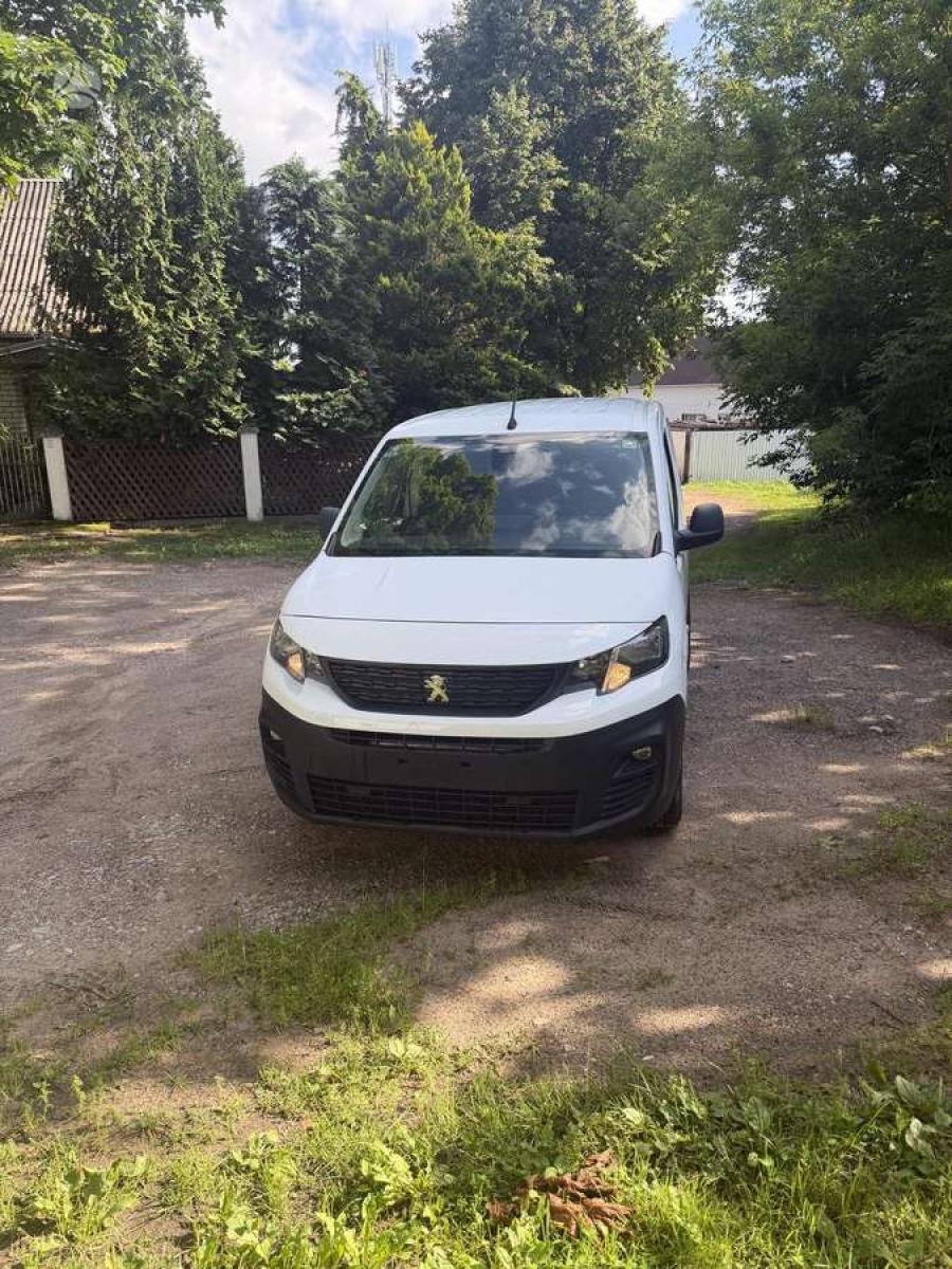 White Peugeot Partner 2019 in Taurage, with an engine capacity of 1.50 L and mileage of 310 thousand km for 4800 €, photo 1 on AUTOMOTO.COM.LV