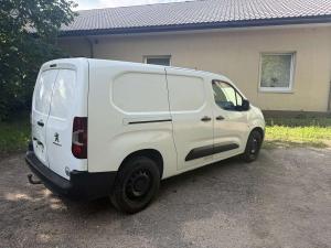 White Peugeot Partner 2019 in Taurage, with an engine capacity of 1.50 L and mileage of 310 thousand km for 4800 €, photo 5 on AUTOMOTO.COM.LV