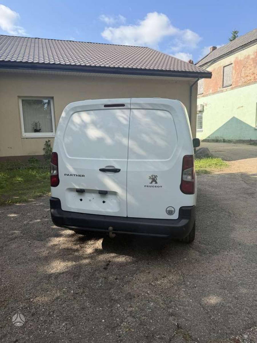White Peugeot Partner 2019 in Taurage, with an engine capacity of 1.50 L and mileage of 310 thousand km for 4800 €, photo 6 on AUTOMOTO.COM.LV