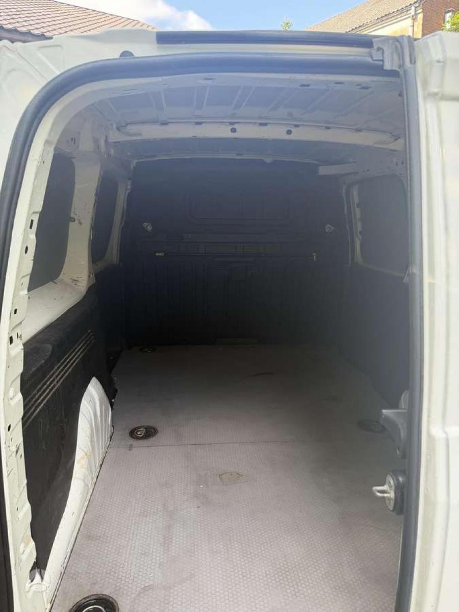 White Peugeot Partner 2019 in Taurage, with an engine capacity of 1.50 L and mileage of 310 thousand km for 4800 €, photo 7 on AUTOMOTO.COM.LV