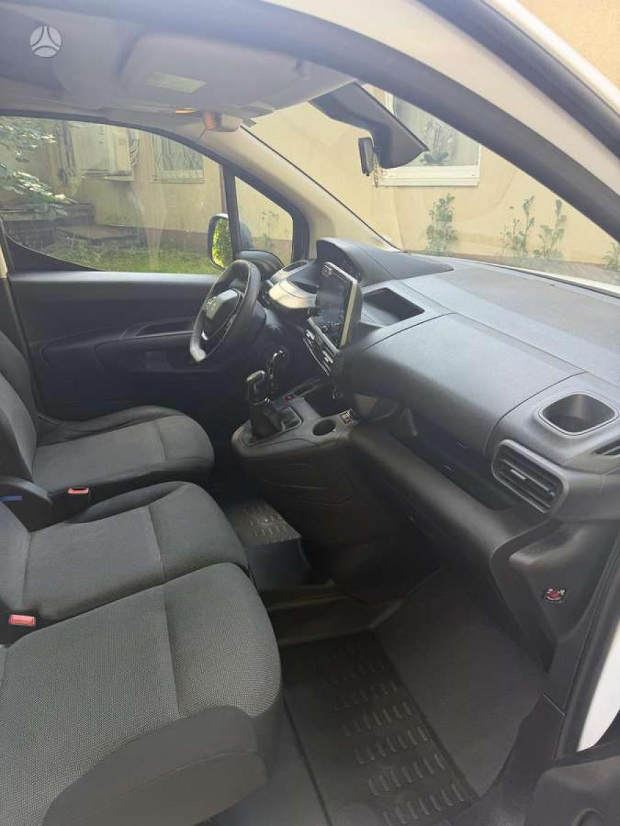 White Peugeot Partner 2019 in Taurage, with an engine capacity of 1.50 L and mileage of 310 thousand km for 4800 €, photo 9 on AUTOMOTO.COM.LV