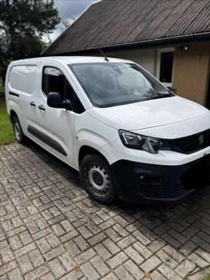 White Peugeot Partner 2021 in Vilnius, with an engine capacity of 1.50 L and mileage of 182 thousand km for 8500 €, photo 5 on AUTOMOTO.COM.LV