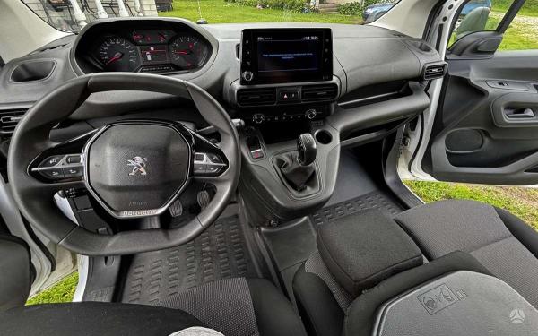 White Peugeot Partner 2021 in Vilnius, with an engine capacity of 1.50 L and mileage of 182 thousand km for 8500 €, photo 8 on AUTOMOTO.COM.LV