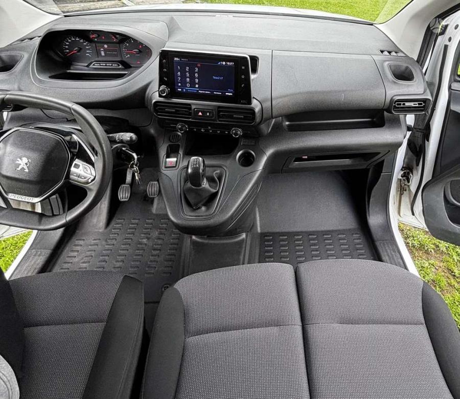 White Peugeot Partner 2021 in Vilnius, with an engine capacity of 1.50 L and mileage of 182 thousand km for 8500 €, photo 12 on AUTOMOTO.COM.LV