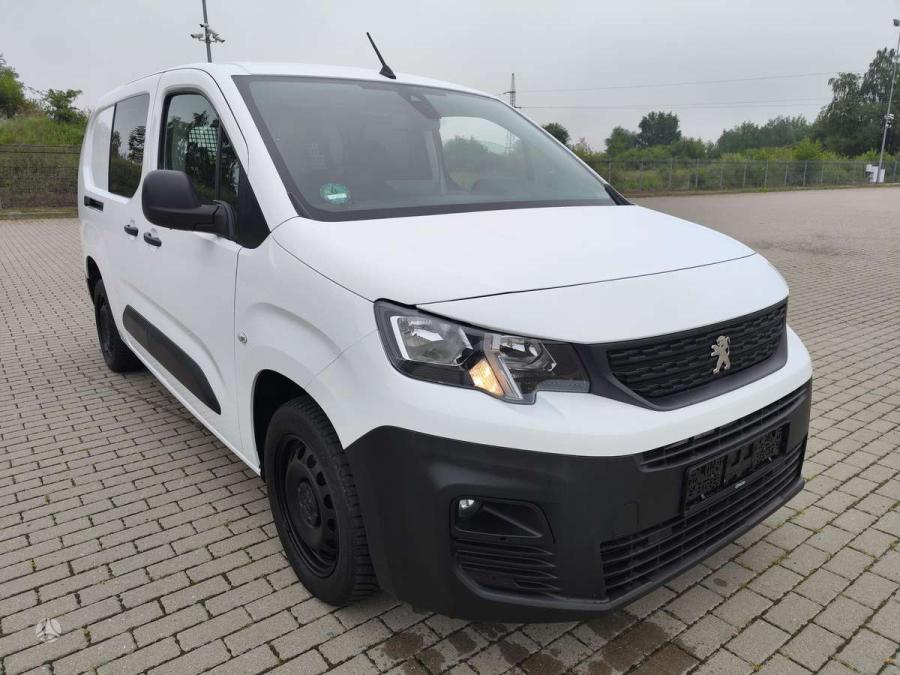 White Peugeot Partner 2021 in Marijampole, with an engine capacity of 1.50 L and mileage of 136 thousand km for 10600 €, photo 3 on AUTOMOTO.COM.LV