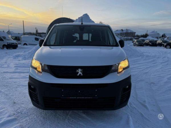 White Peugeot Partner 2022 in Radviliskis, with an engine capacity of 1.50 L and mileage of 143 thousand km for 13249 €, photo 3 on AUTOMOTO.COM.LV