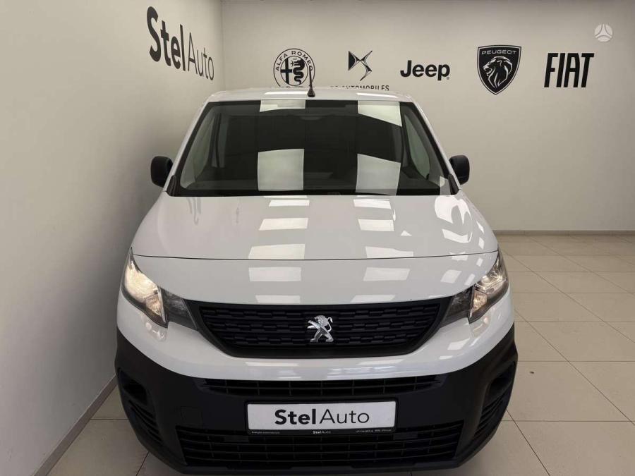 White Peugeot Partner 2023 in Vilnius, with an engine capacity of 1.50 L and mileage of 223 thousand km for 10990 €, photo 4 on AUTOMOTO.COM.LV