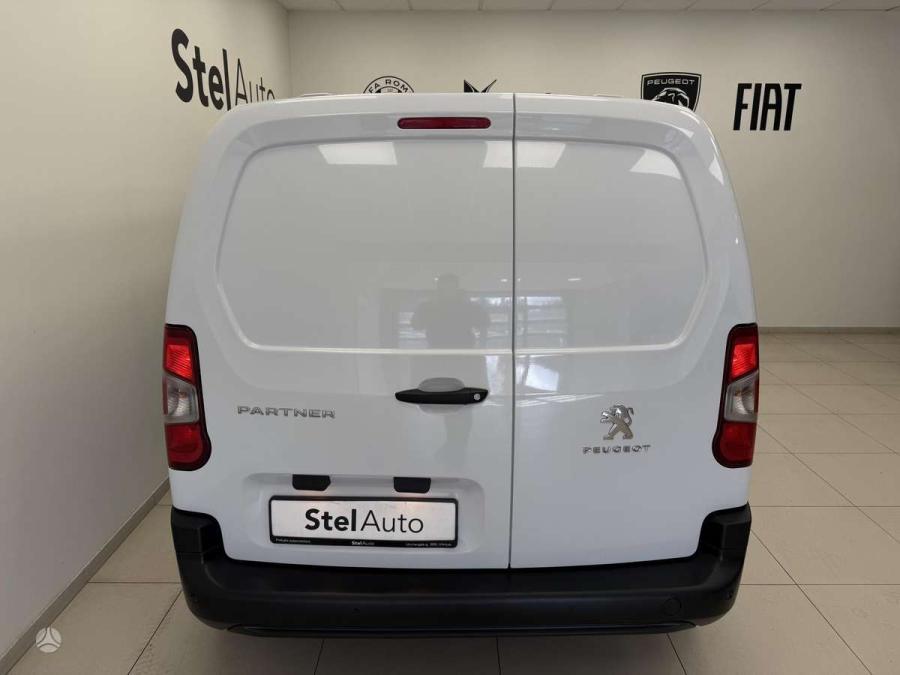 White Peugeot Partner 2023 in Vilnius, with an engine capacity of 1.50 L and mileage of 223 thousand km for 10990 €, photo 8 on AUTOMOTO.COM.LV