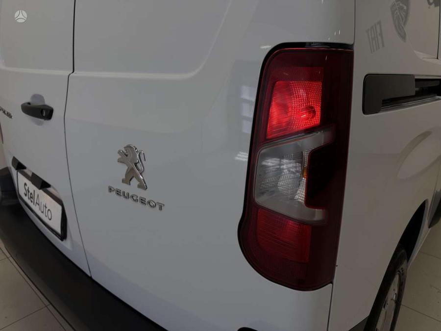 White Peugeot Partner 2023 in Vilnius, with an engine capacity of 1.50 L and mileage of 223 thousand km for 10990 €, photo 9 on AUTOMOTO.COM.LV
