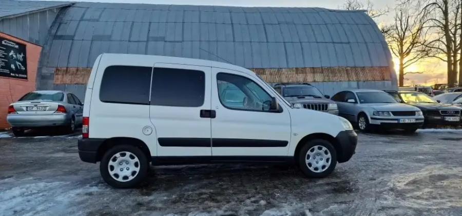 White Peugeot Partner 2007 in Valmiera, with an engine capacity of 1.40 L and mileage of 251 thousand km for 1350 €, photo 3 on AUTOMOTO.COM.LV