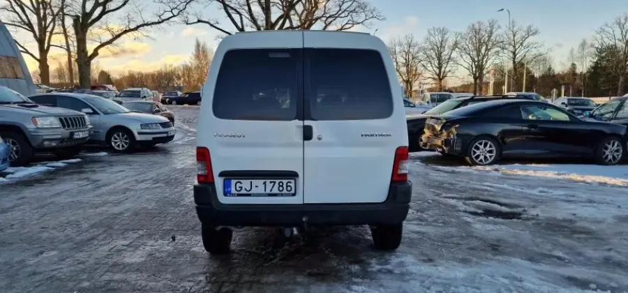 White Peugeot Partner 2007 in Valmiera, with an engine capacity of 1.40 L and mileage of 251 thousand km for 1350 €, photo 5 on AUTOMOTO.COM.LV