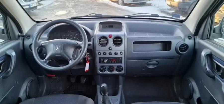 White Peugeot Partner 2007 in Valmiera, with an engine capacity of 1.40 L and mileage of 251 thousand km for 1350 €, photo 12 on AUTOMOTO.COM.LV