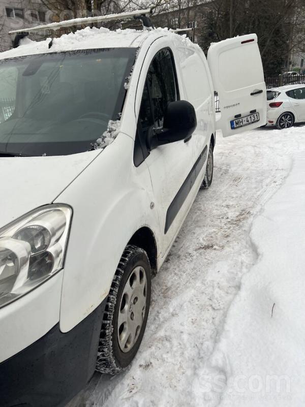 White Peugeot Partner 2008 in Riga, with an engine capacity of 1.60 L and mileage of 328 thousand km for 1750 €, photo 3 on AUTOMOTO.COM.LV