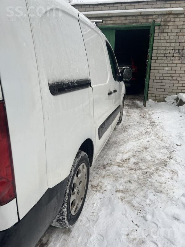 White Peugeot Partner 2008 in Riga, with an engine capacity of 1.60 L and mileage of 328 thousand km for 1750 €, photo 5 on AUTOMOTO.COM.LV