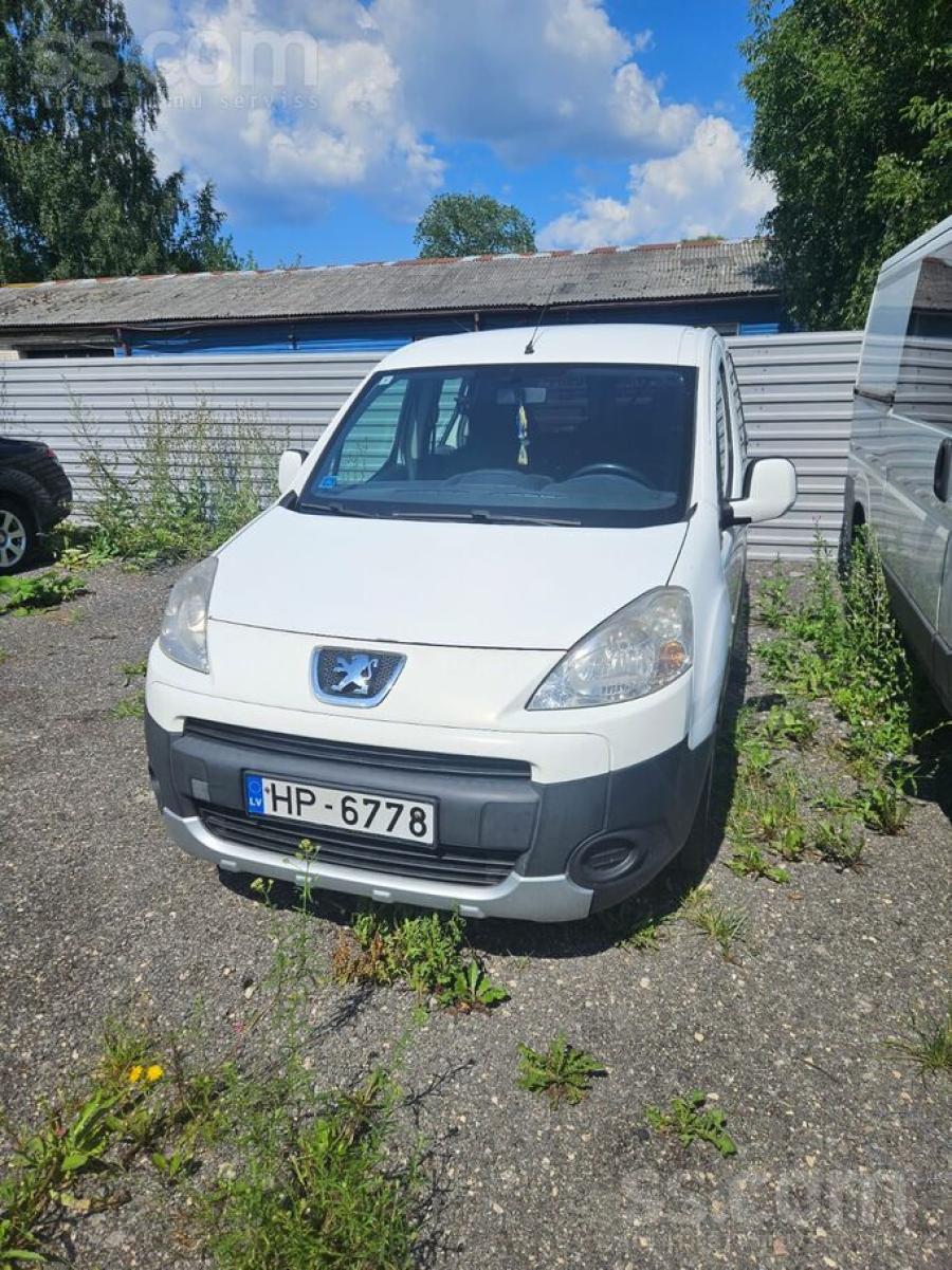 White Peugeot Partner 2011 in Riga, with an engine capacity of 1.60 L and mileage of 237 thousand km for 3700 €, photo 1 on AUTOMOTO.COM.LV
