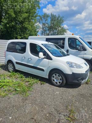 White Peugeot Partner 2011 in Riga, with an engine capacity of 1.60 L and mileage of 237 thousand km for 3700 €, photo 2 on AUTOMOTO.COM.LV