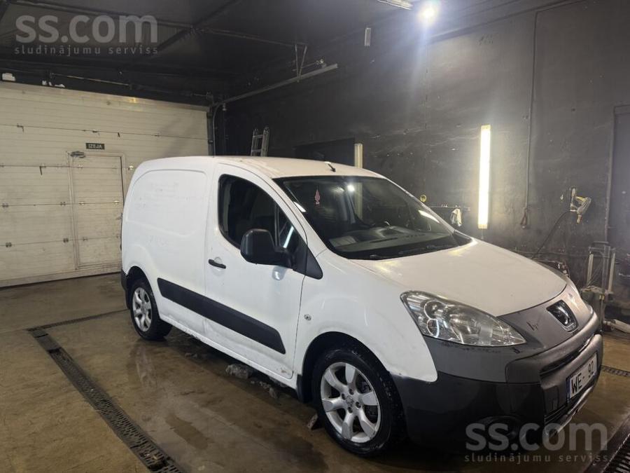 Balts Peugeot Partner 2011 Krāslava, ar dzinēja tilpumu 1.60 L un nobraukumu 247 tūkst. km par 2500 €, foto 3 vietnē AUTOMOTO.COM.LV
