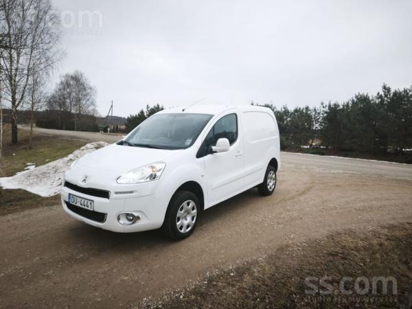 White Peugeot Partner 2013 in Jurmala, with an engine capacity of 1.60 L and mileage of 117 thousand km for 6650 €, photo 1 on AUTOMOTO.COM.LV