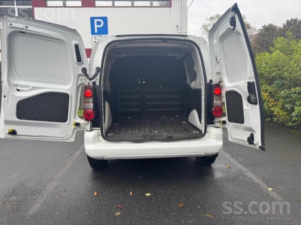 White Peugeot Partner 2014 in Riga, with an engine capacity of 1.60 L and mileage of 140 thousand km for 5000 €, photo 4 on AUTOMOTO.COM.LV