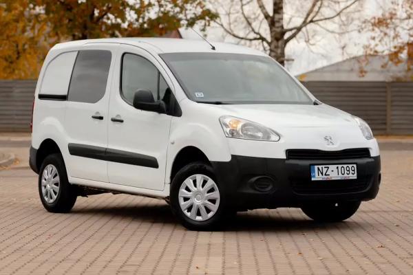 White Peugeot Partner 2015 in Jelgava, with an engine capacity of 1.60 L and mileage of 264 thousand km for 6200 €, photo 2 on AUTOMOTO.COM.LV