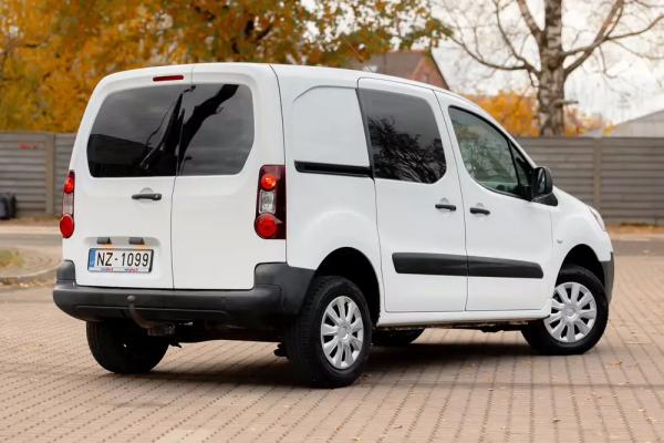 White Peugeot Partner 2015 in Jelgava, with an engine capacity of 1.60 L and mileage of 264 thousand km for 6200 €, photo 6 on AUTOMOTO.COM.LV