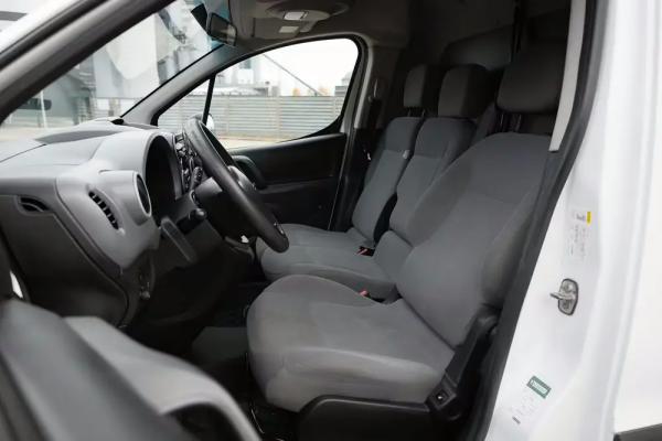 White Peugeot Partner 2015 in Jelgava, with an engine capacity of 1.60 L and mileage of 264 thousand km for 6200 €, photo 7 on AUTOMOTO.COM.LV