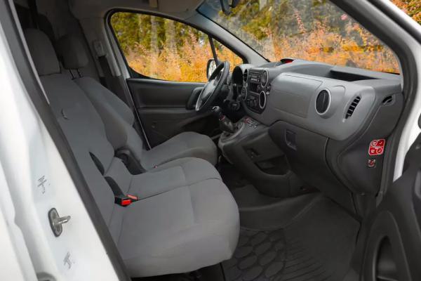 White Peugeot Partner 2015 in Jelgava, with an engine capacity of 1.60 L and mileage of 264 thousand km for 6200 €, photo 8 on AUTOMOTO.COM.LV