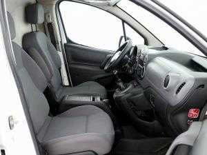 Balts Peugeot Partner 2016 Tallina, ar dzinēja tilpumu 1.60 L un nobraukumu 259 tūkst. km par 2599 €, foto 15 vietnē AUTOMOTO.COM.LV
