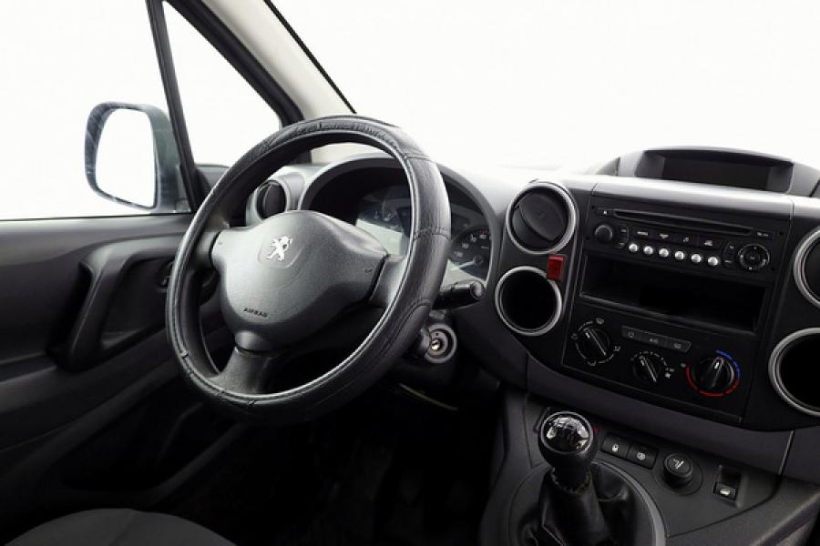 White Peugeot Partner 2016 in Tallinn, with an engine capacity of 1.60 L and mileage of 189 thousand km for 2799 €, photo 6 on AUTOMOTO.COM.LV
