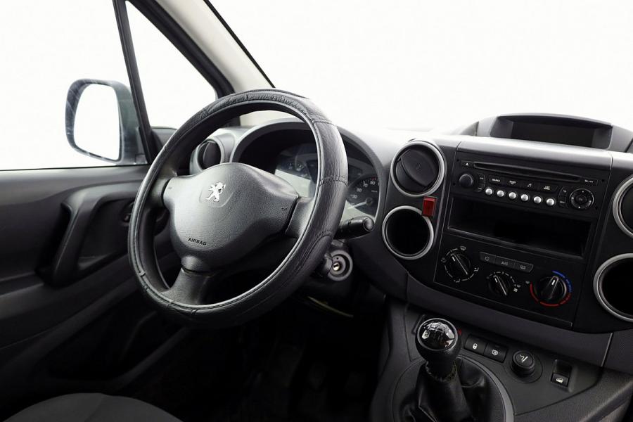 White Peugeot Partner 2016 in Tallinn, with an engine capacity of 1.60 L and mileage of 189 thousand km for 2799 €, photo 14 on AUTOMOTO.COM.LV