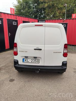 White Peugeot Partner 2016 in Riga, with an engine capacity of 1.60 L and mileage of 313 thousand km for 3200 €, photo 3 on AUTOMOTO.COM.LV