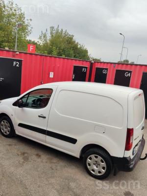 White Peugeot Partner 2016 in Riga, with an engine capacity of 1.60 L and mileage of 313 thousand km for 3200 €, photo 4 on AUTOMOTO.COM.LV