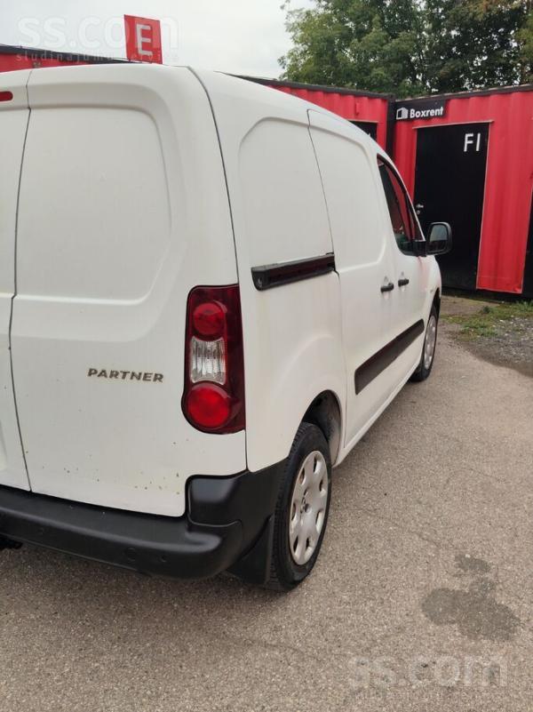 White Peugeot Partner 2016 in Riga, with an engine capacity of 1.60 L and mileage of 313 thousand km for 3200 €, photo 9 on AUTOMOTO.COM.LV