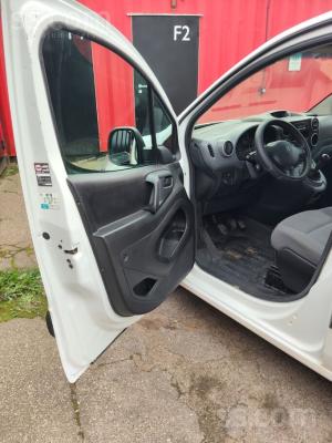 White Peugeot Partner 2016 in Riga, with an engine capacity of 1.60 L and mileage of 313 thousand km for 3200 €, photo 11 on AUTOMOTO.COM.LV
