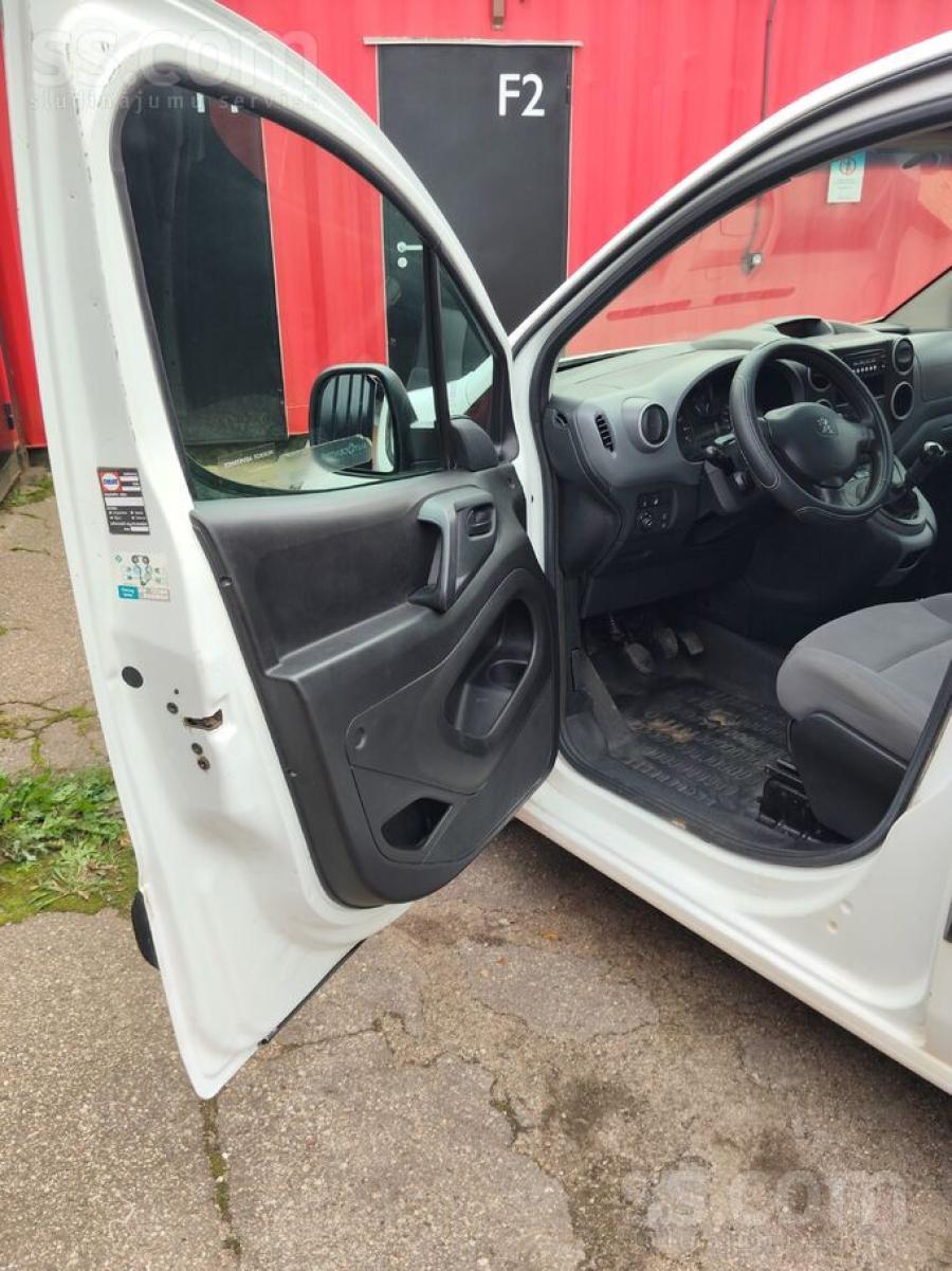 White Peugeot Partner 2016 in Riga, with an engine capacity of 1.60 L and mileage of 313 thousand km for 3200 €, photo 11 on AUTOMOTO.COM.LV