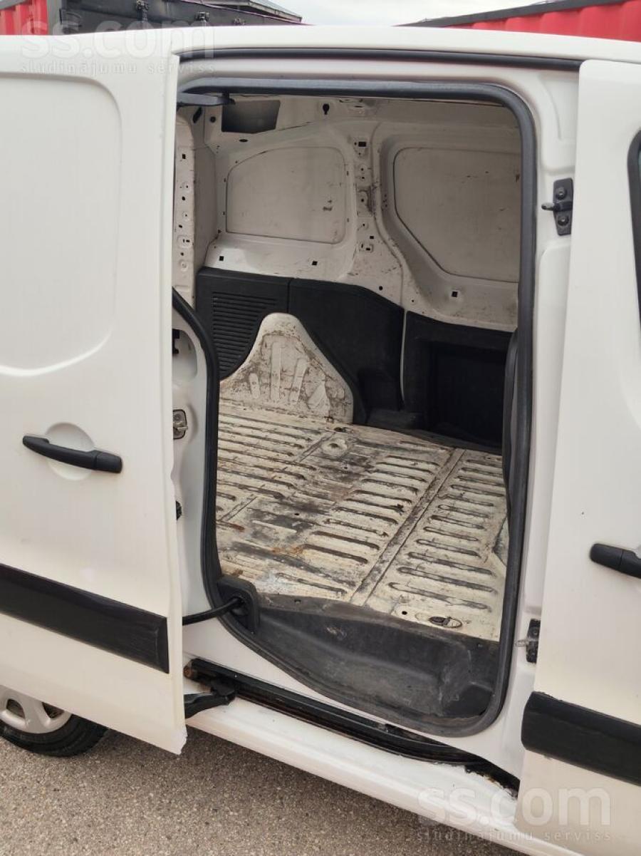White Peugeot Partner 2016 in Riga, with an engine capacity of 1.60 L and mileage of 313 thousand km for 3200 €, photo 13 on AUTOMOTO.COM.LV