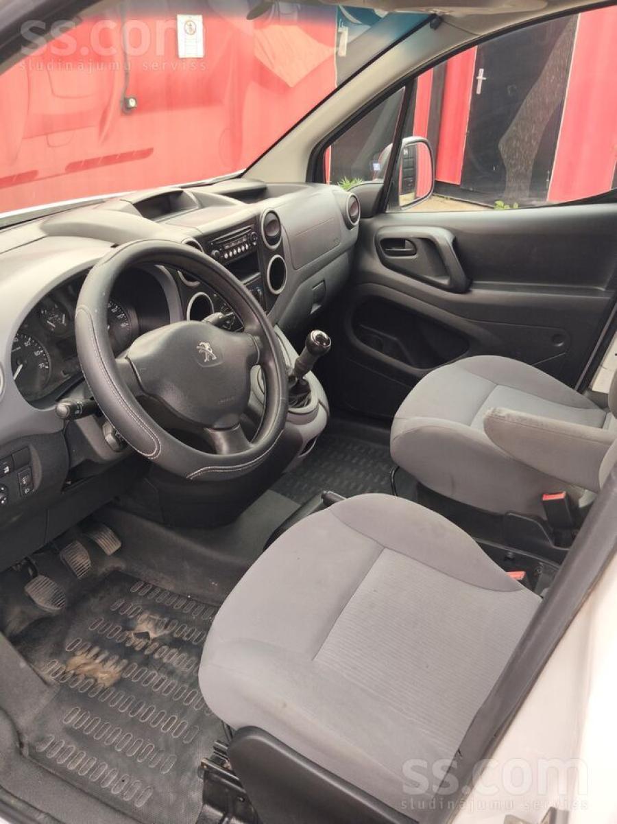 White Peugeot Partner 2016 in Riga, with an engine capacity of 1.60 L and mileage of 313 thousand km for 3200 €, photo 14 on AUTOMOTO.COM.LV