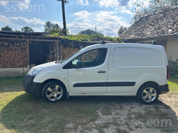 White Peugeot Partner 2017 in Riga, with an engine capacity of 1.60 L and mileage of 218 thousand km for 5000 €, photo 9 on AUTOMOTO.COM.LV