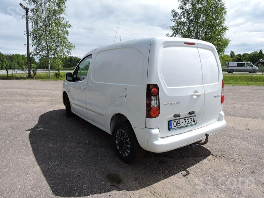 White Peugeot Partner 2017 in Cesis, with an engine capacity of 1.60 L and mileage of 300 thousand km for 3650 €, photo 5 on AUTOMOTO.COM.LV