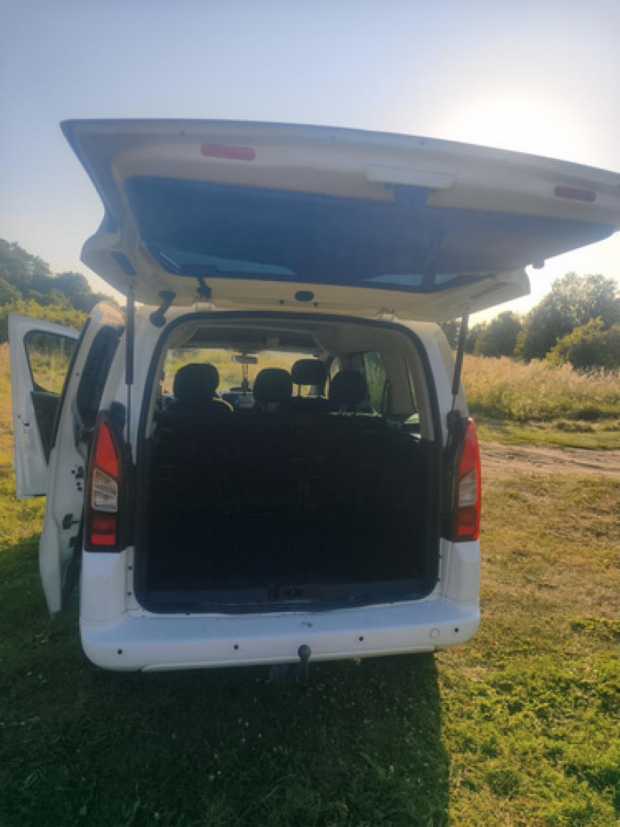 White Peugeot Partner 2017 in Kohtla-Jarve, with an engine capacity of 0.00 L and mileage of 218 thousand km for 5500 €, photo 5 on AUTOMOTO.COM.LV