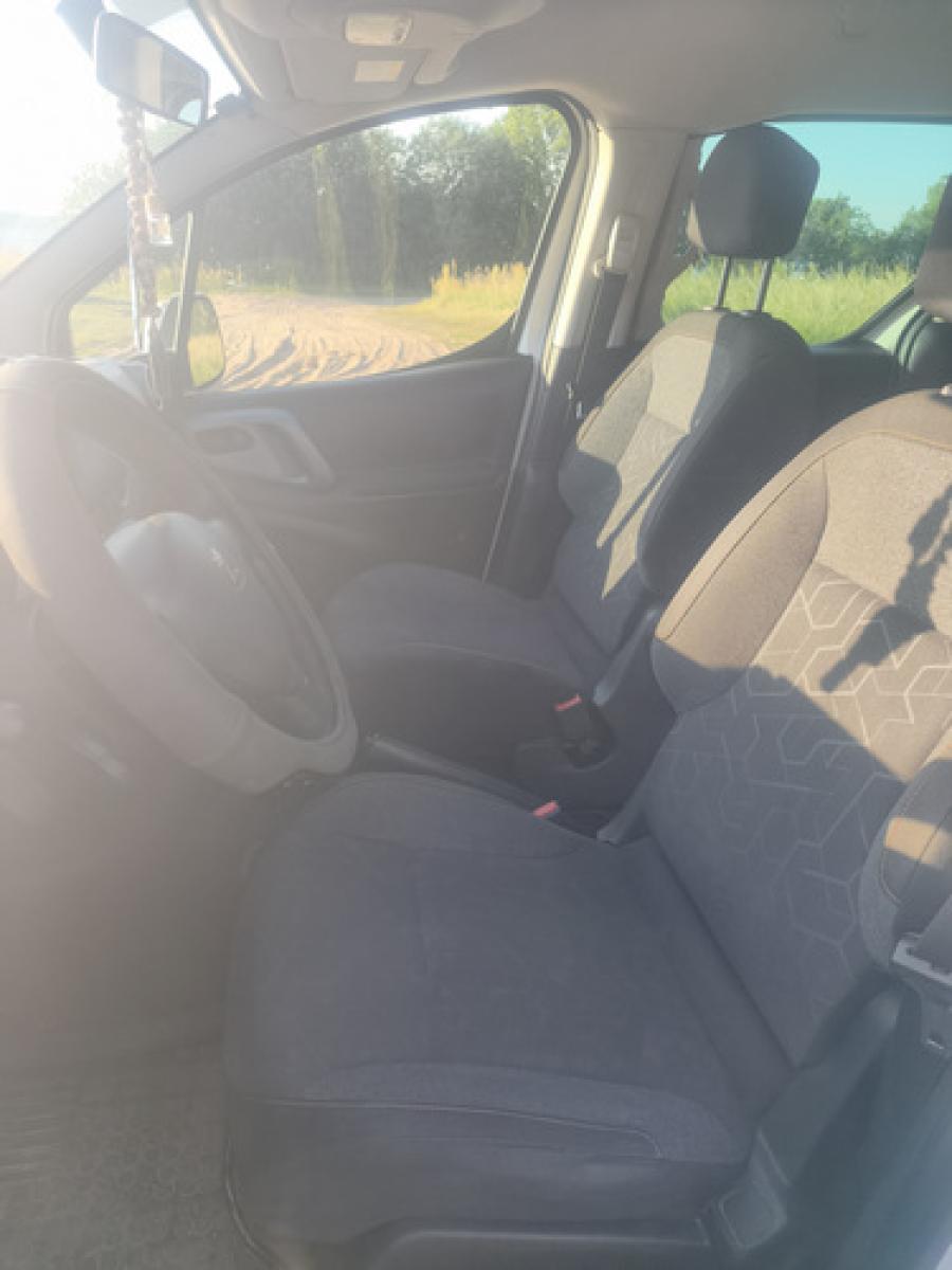 White Peugeot Partner 2017 in Kohtla-Jarve, with an engine capacity of 0.00 L and mileage of 218 thousand km for 5500 €, photo 7 on AUTOMOTO.COM.LV