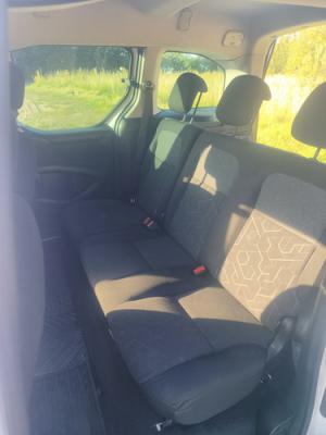 White Peugeot Partner 2017 in Kohtla-Jarve, with an engine capacity of 0.00 L and mileage of 218 thousand km for 5500 €, photo 8 on AUTOMOTO.COM.LV