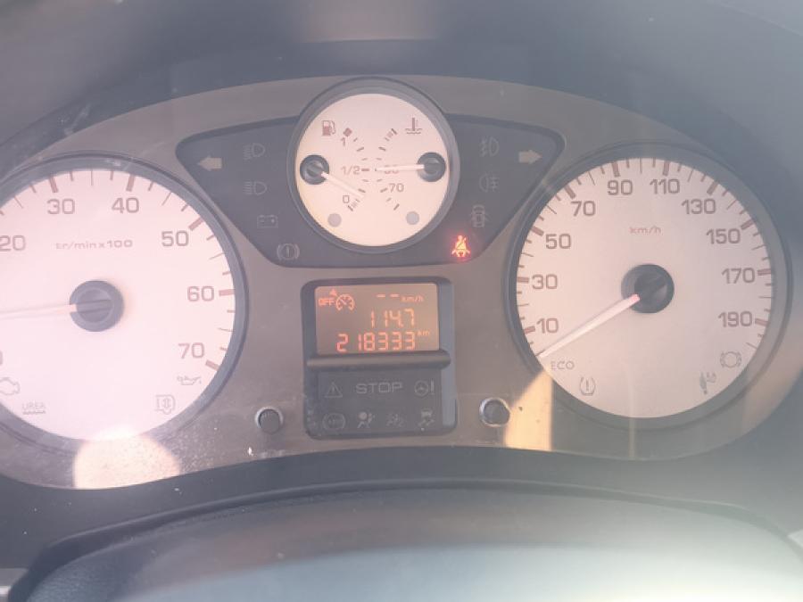White Peugeot Partner 2017 in Kohtla-Jarve, with an engine capacity of 0.00 L and mileage of 218 thousand km for 5500 €, photo 9 on AUTOMOTO.COM.LV