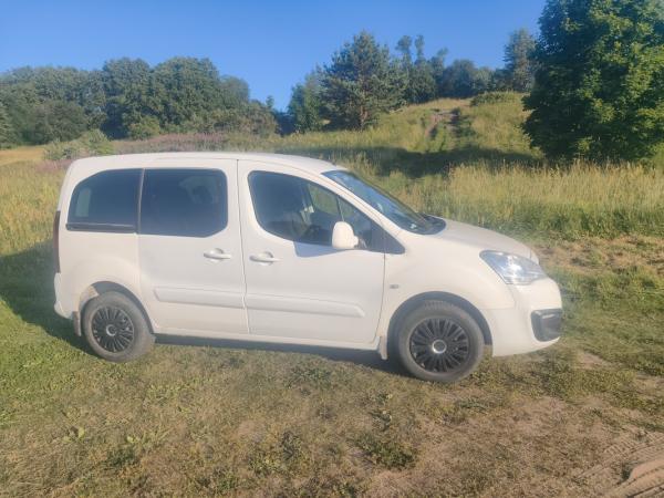 White Peugeot Partner 2017 in Kohtla-Jarve, with an engine capacity of 0.00 L and mileage of 218 thousand km for 5500 €, photo 10 on AUTOMOTO.COM.LV
