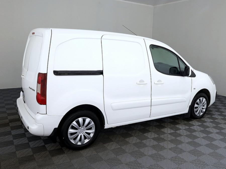 White Peugeot Partner 2018 in Tallinn, with an engine capacity of 1.60 L and mileage of 289 thousand km for 2699 €, photo 4 on AUTOMOTO.COM.LV