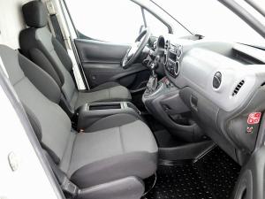 White Peugeot Partner 2018 in Tallinn, with an engine capacity of 1.60 L and mileage of 289 thousand km for 2699 €, photo 15 on AUTOMOTO.COM.LV