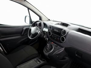 White Peugeot Partner 2018 in Tallinn, with an engine capacity of 1.60 L and mileage of 267 thousand km for 3399 €, photo 6 on AUTOMOTO.COM.LV
